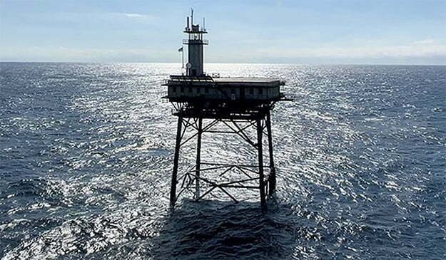 Um farol no mar transformado em hotel - Mar Sem Fim